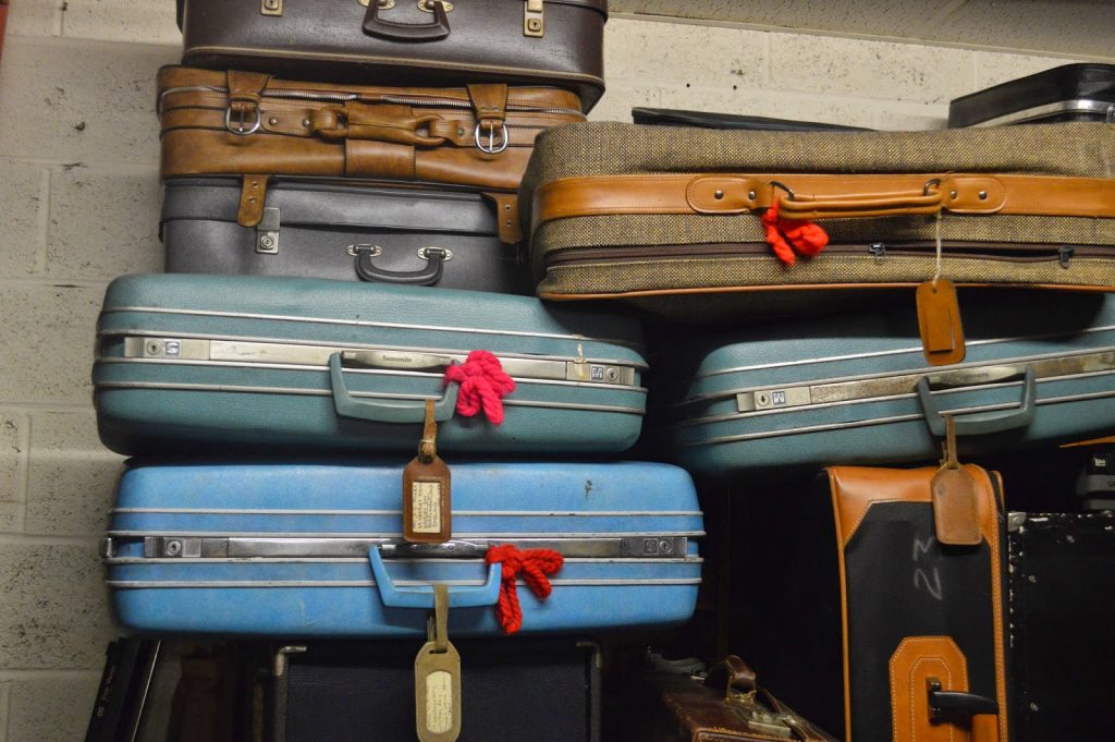 7 Cara Menyulap Koper Bekas Jadi Dekorasi Ruangan Yang Unik Banget