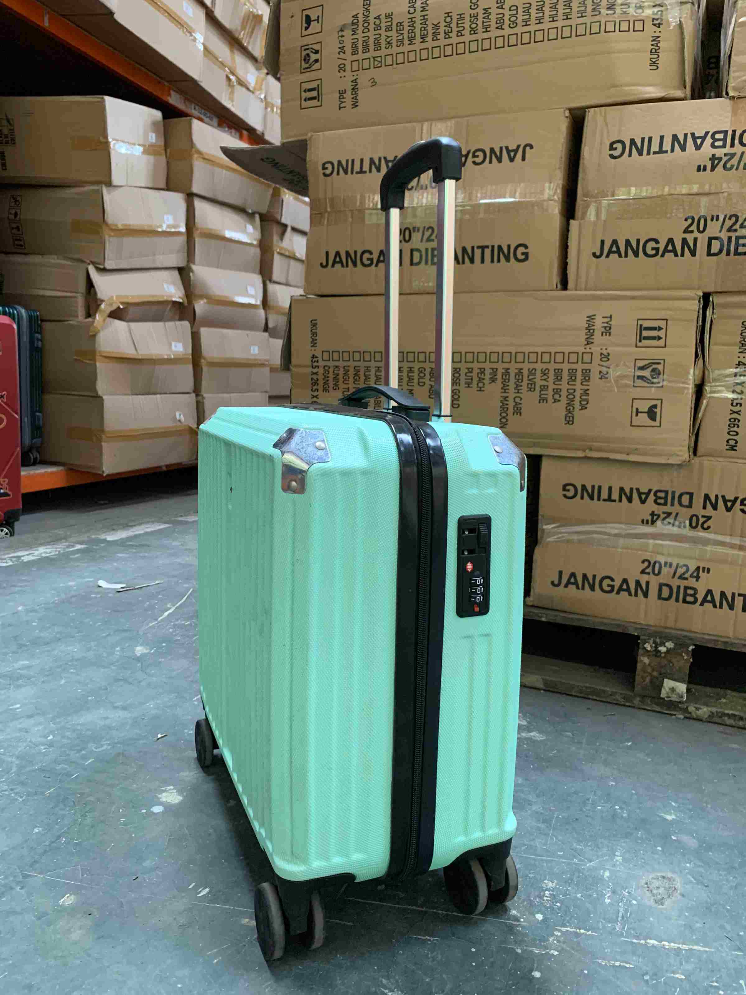 Koper 20 Inch Muat Berapa Baju? Tips Efisien Packing Liburan